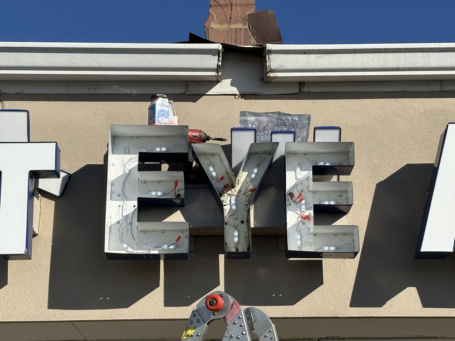 Repair and Maintenance on Signs - Signature Signs | St. Louis